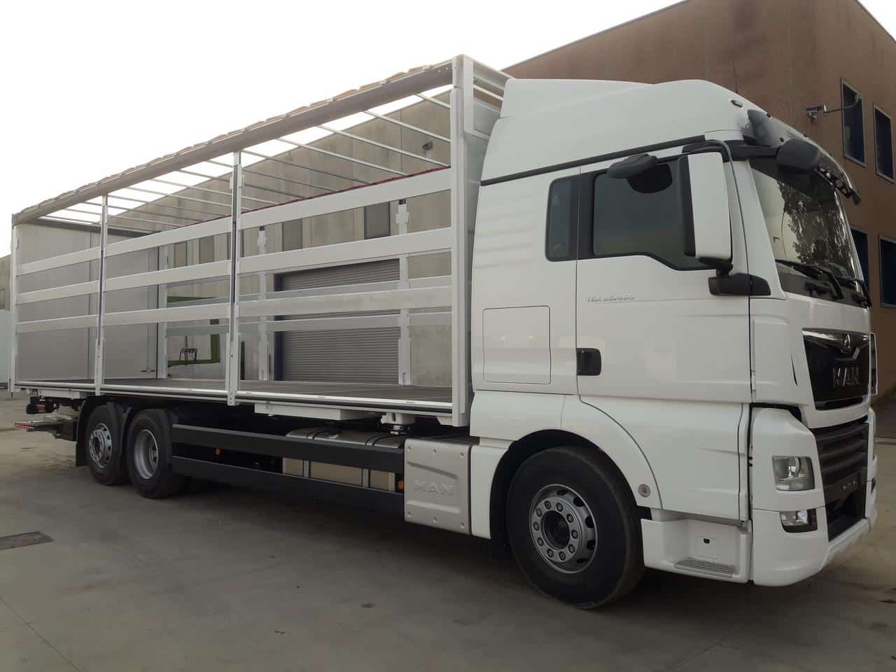 Hooklift motor vehicles - Roll-off motor vehicle equipment